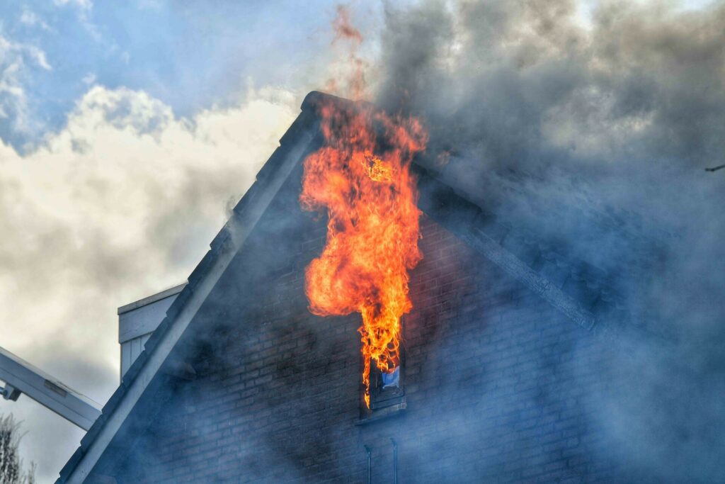 Grote brand legt woning in de as, bewoner gewond naar ziekenhuis - 112 ...