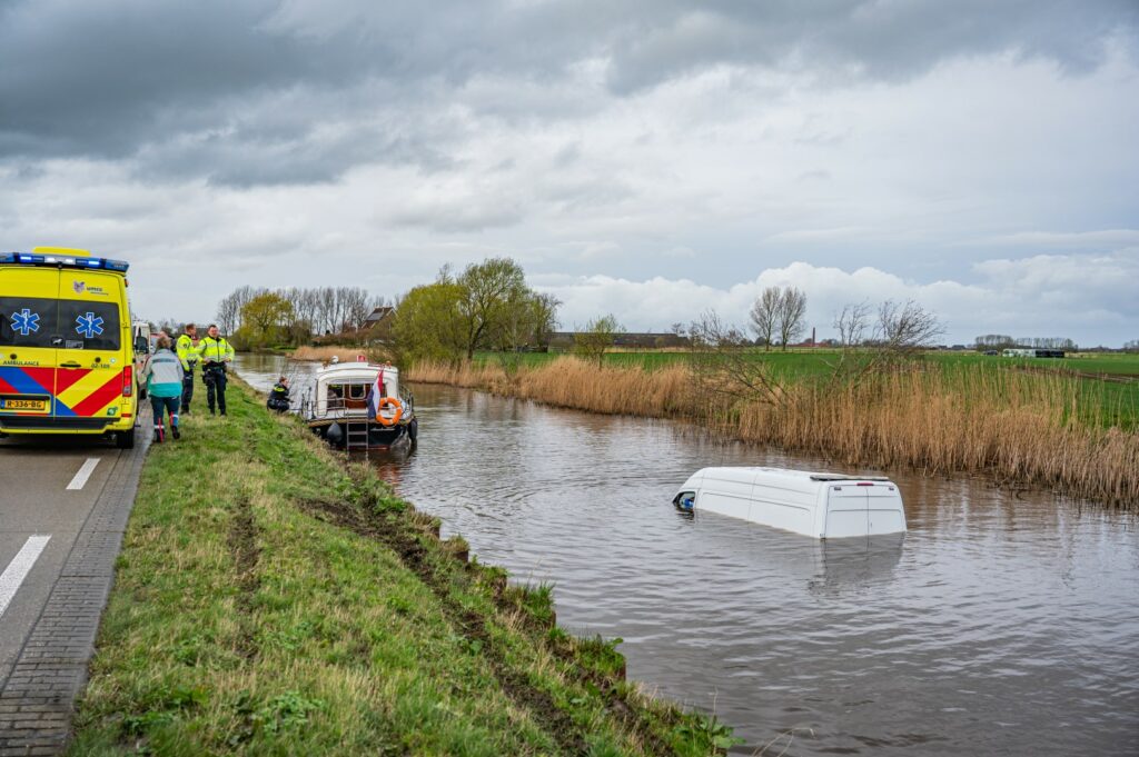 Bestelbus raakt ter water, inzittenden worden gered door voorbijvarende ...