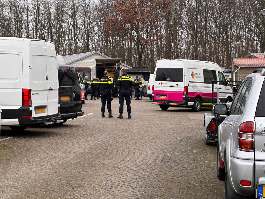 Meerdere aanhoudingen bij grote politie-inval op woonwagenkamp - 112 Nederland