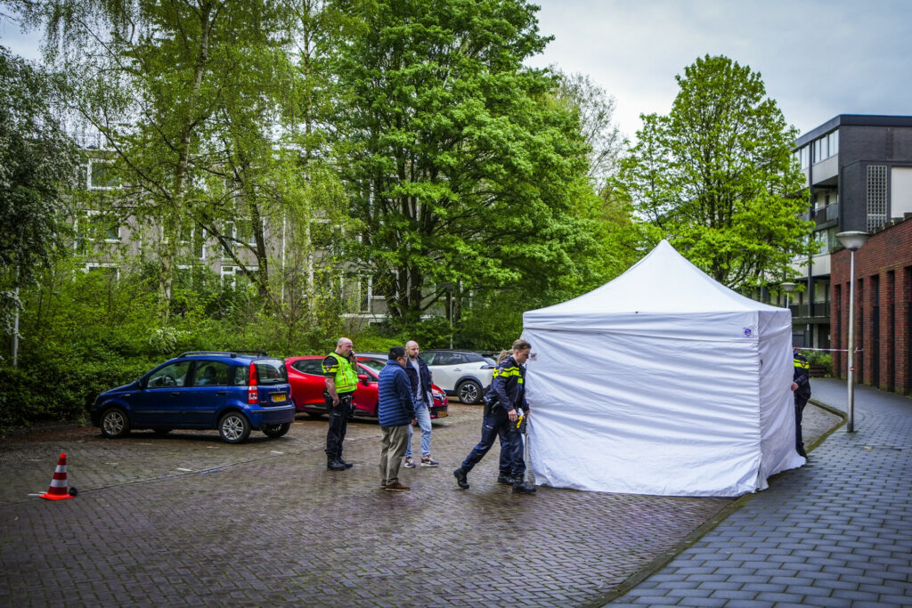 Dode man op straat aangetroffen, omgeving afgezet - 112 Nederland
