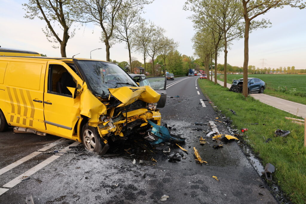 Drie gewonden na ernstig ongeval met drie voertuigen - 112 Nederland