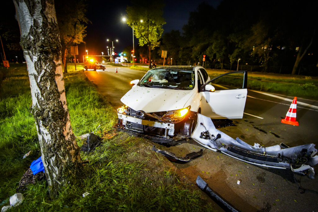 Auto botst tegen boom, twee gewonden - 112 Nederland