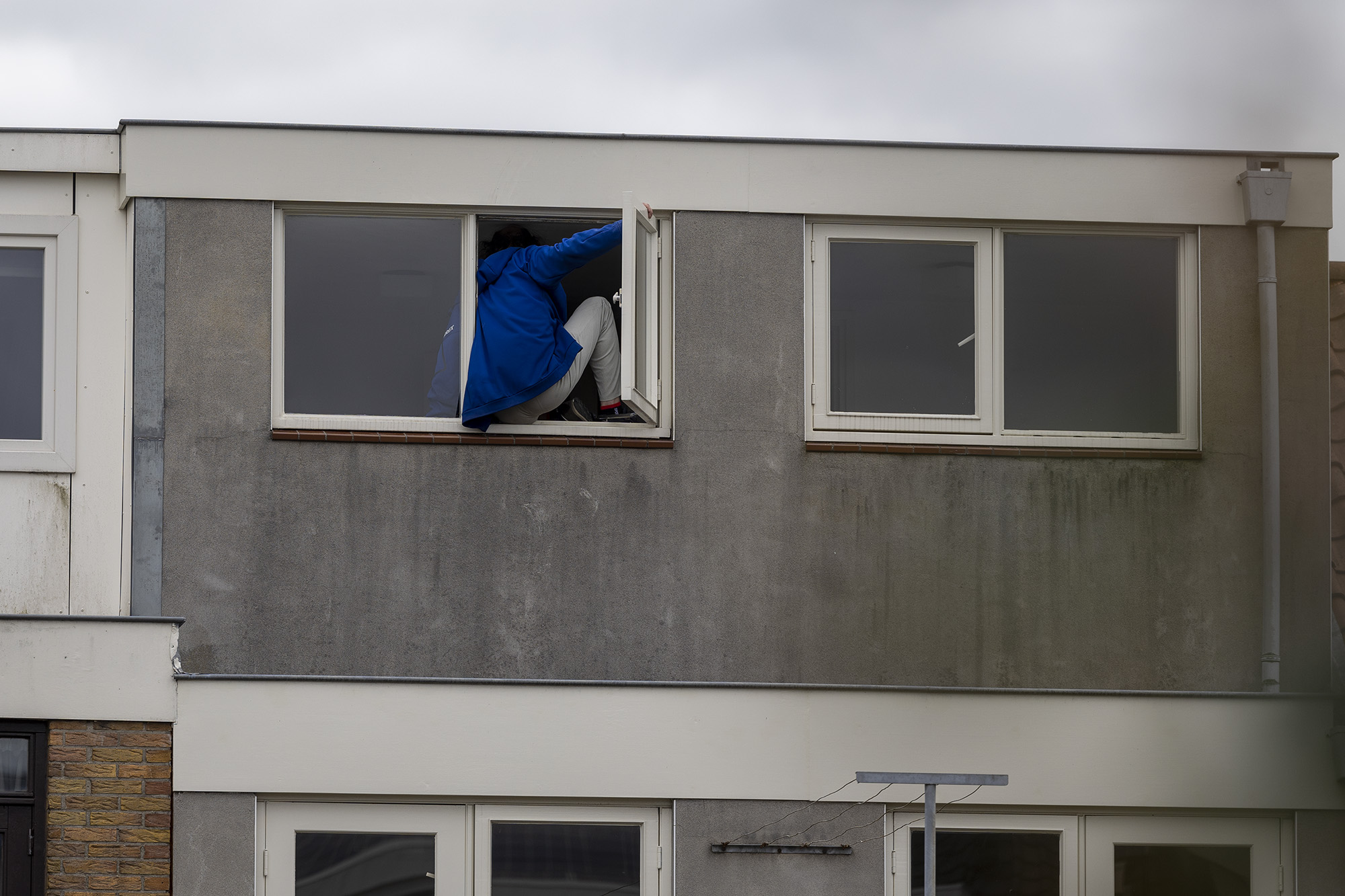 DSI opgeroepen voor verwarde man in raam - 112 Nederland