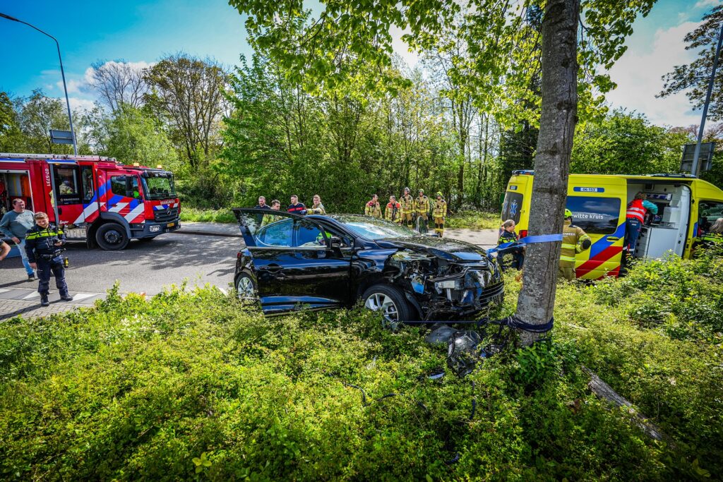 Automobilist raakt onwel en botst tegen boom, brandweer bevrijdt slachtoffer - 112 Nederland