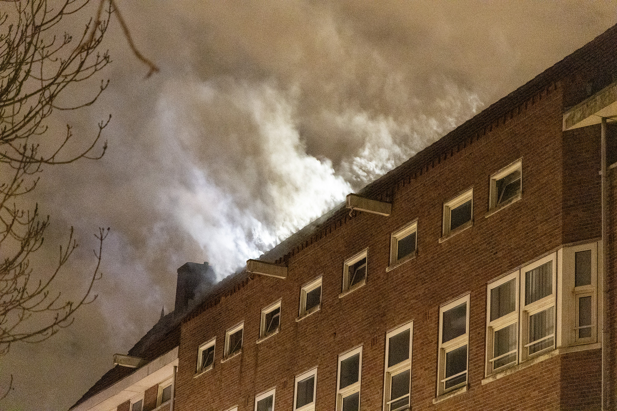 Grote brand in woning, persoon gewond naar ziekenhuis - 112 Nederland