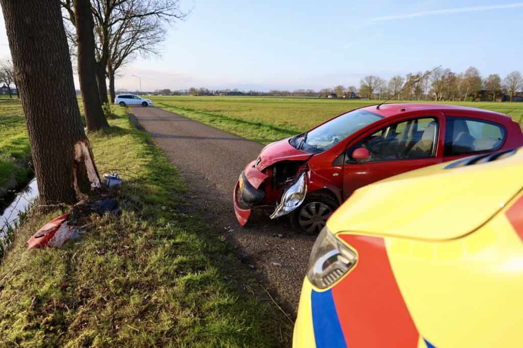 Twee gewonden na botsing tegen boom, trauma heli geland - 112 Nederland