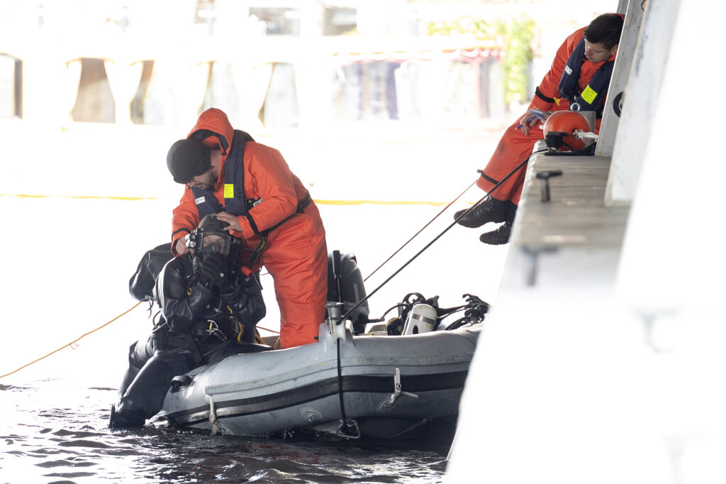 Omstanders vinden lichaam in gracht, politie doet onderzoek - 112 Nederland