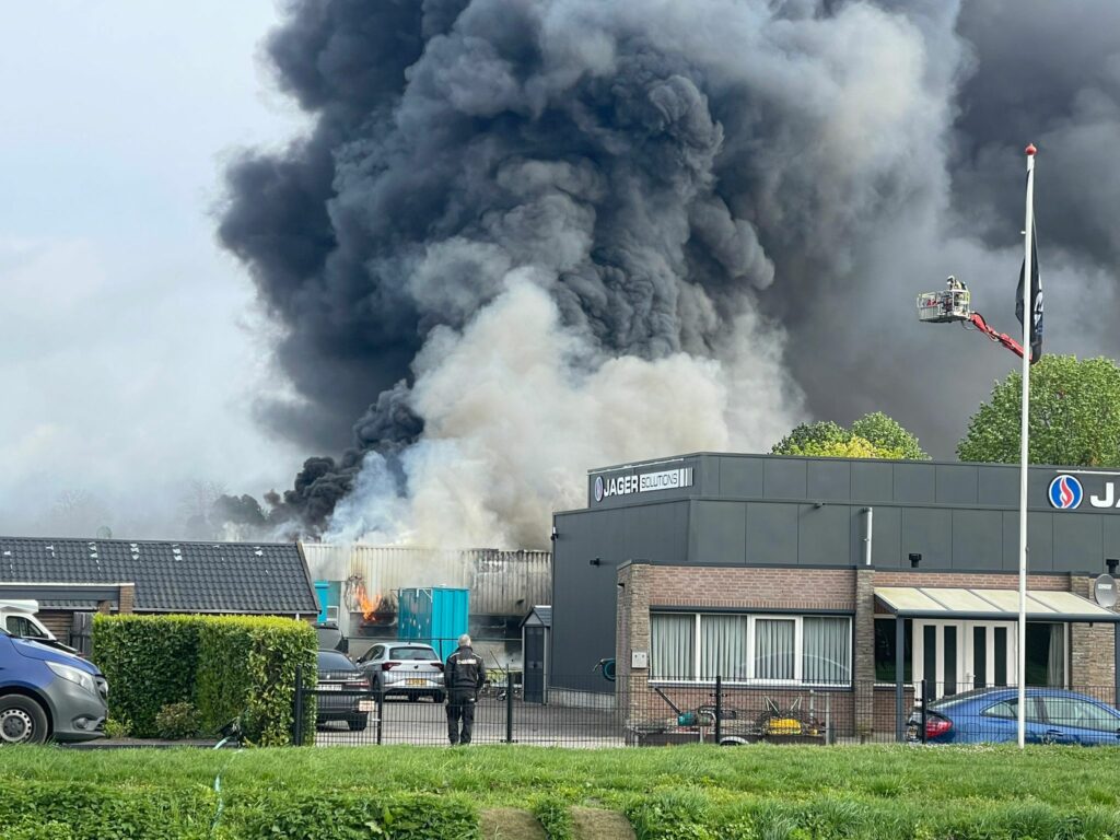 NL-Alert verstuurd voor grote uitslaande brand in bedrijfspand - 112 ...