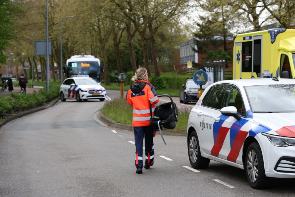 Brandweer bevrijdt slachtoffer bij frontale botsing tussen twee voertuigen - 112 Nederland