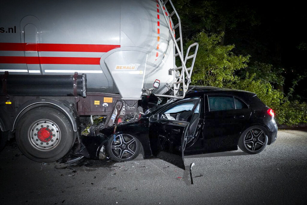 Automobilist botst achterop vrachtwagen en raakt gewond - 112 Nederland