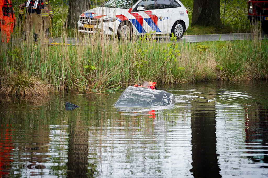 Zoekactie nadat auto in water belandt, niemand aangetroffen - 112 Nederland