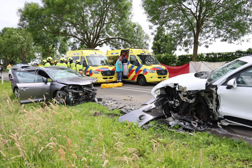 Dode en meerdere gewonden bij ongeval met zes auto’s - 112 Nederland