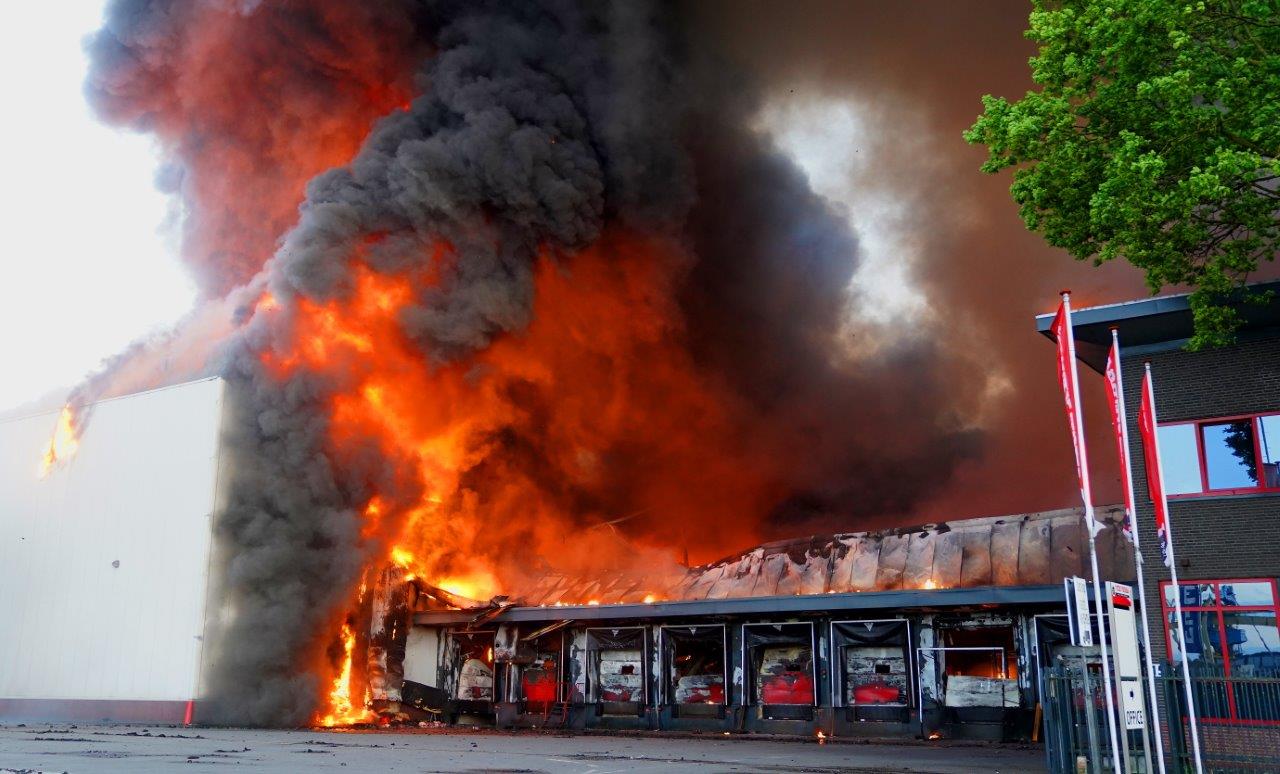 (Foto serie) Grote brand bij bedrijf na 24 uur nog niet geblust - 112 ...