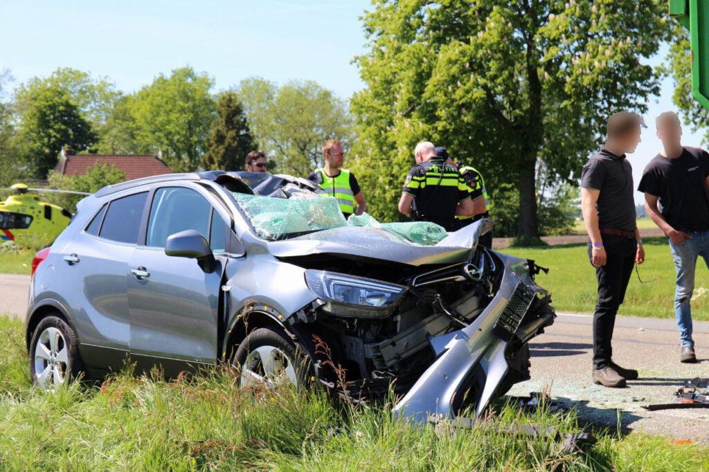 Twee gewonden bij ernstige botsing tussen auto en tractor - 112 Nederland