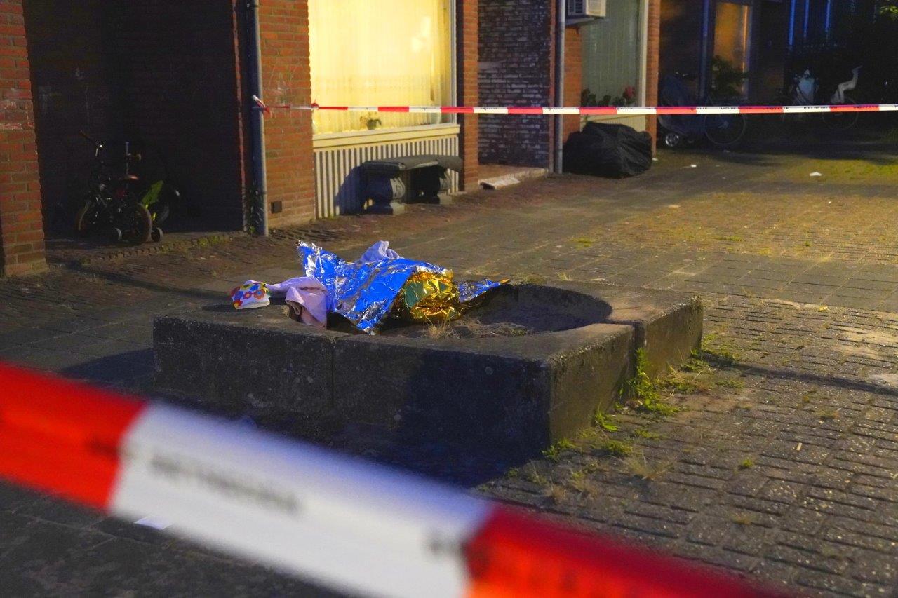 Gewonde man op straat aangetroffen na steekpartij, twee verdachten aangehouden - 112 Nederland