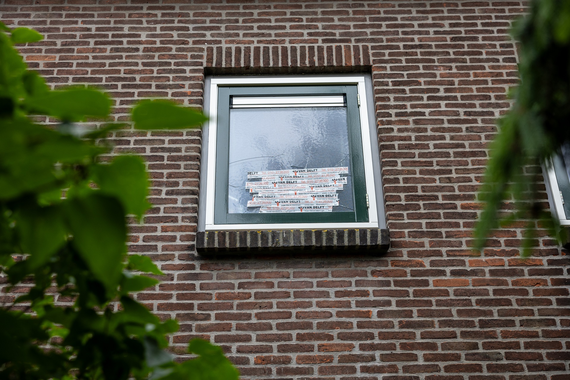 Ruiten van woning opgepakte pleegouders Vlaardingen ingegooid - 112 Nederland