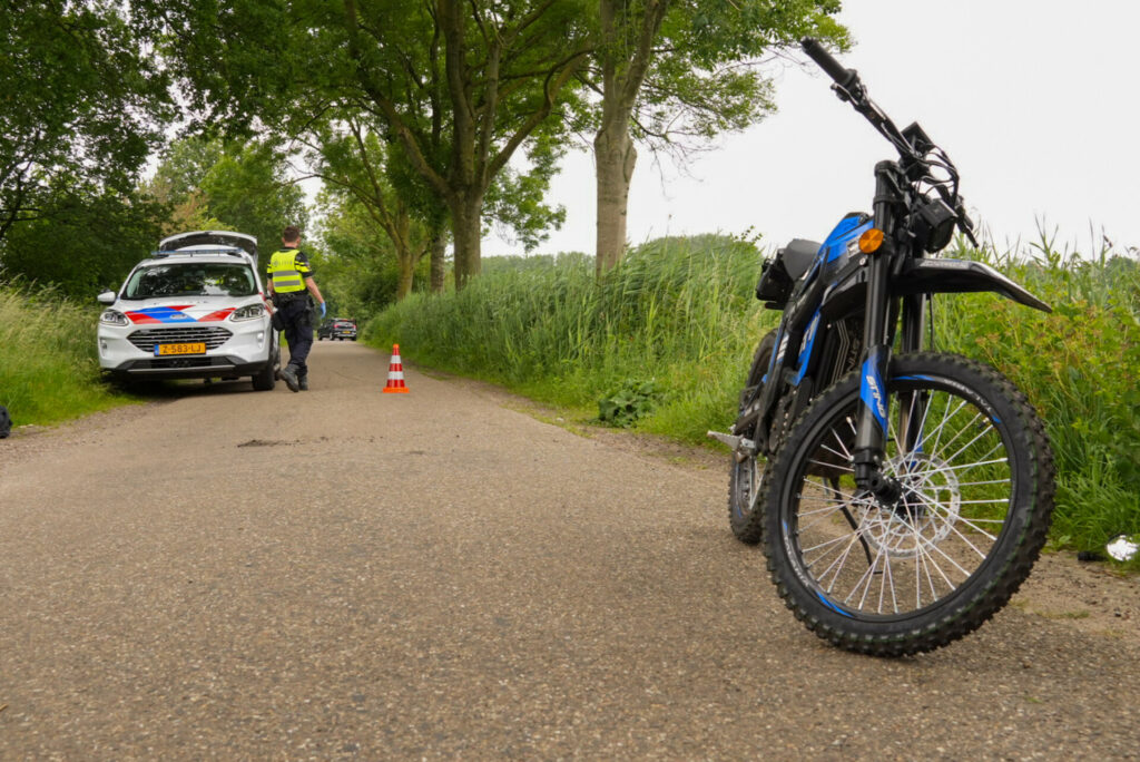 Jongen op elektrische bromfiets zwaargewond na botsing met auto - 112 Nederland