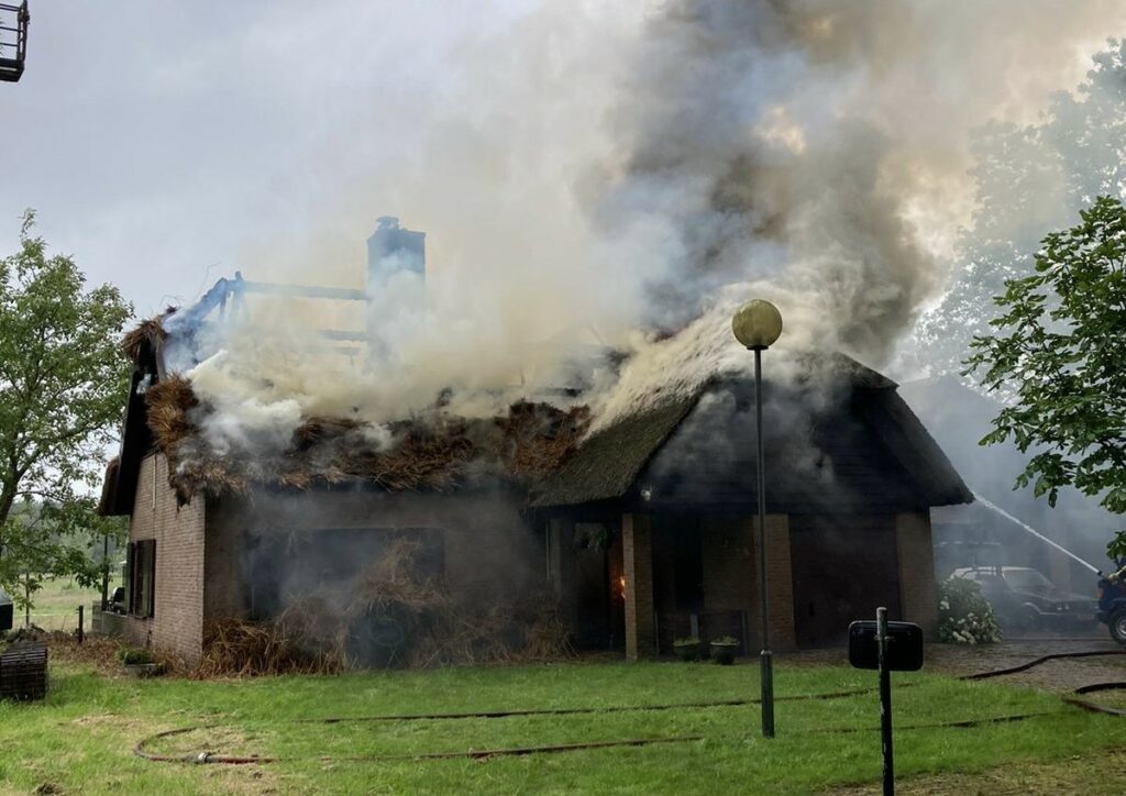 Brand ontstaan in rieten dak van woning: huis volledig in brand - 112 ...