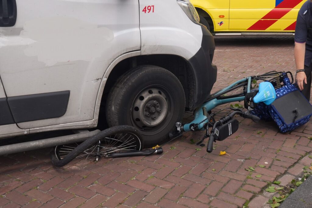 Fietsster ernstig gewond na aanrijding met bestelbus - 112 Nederland
