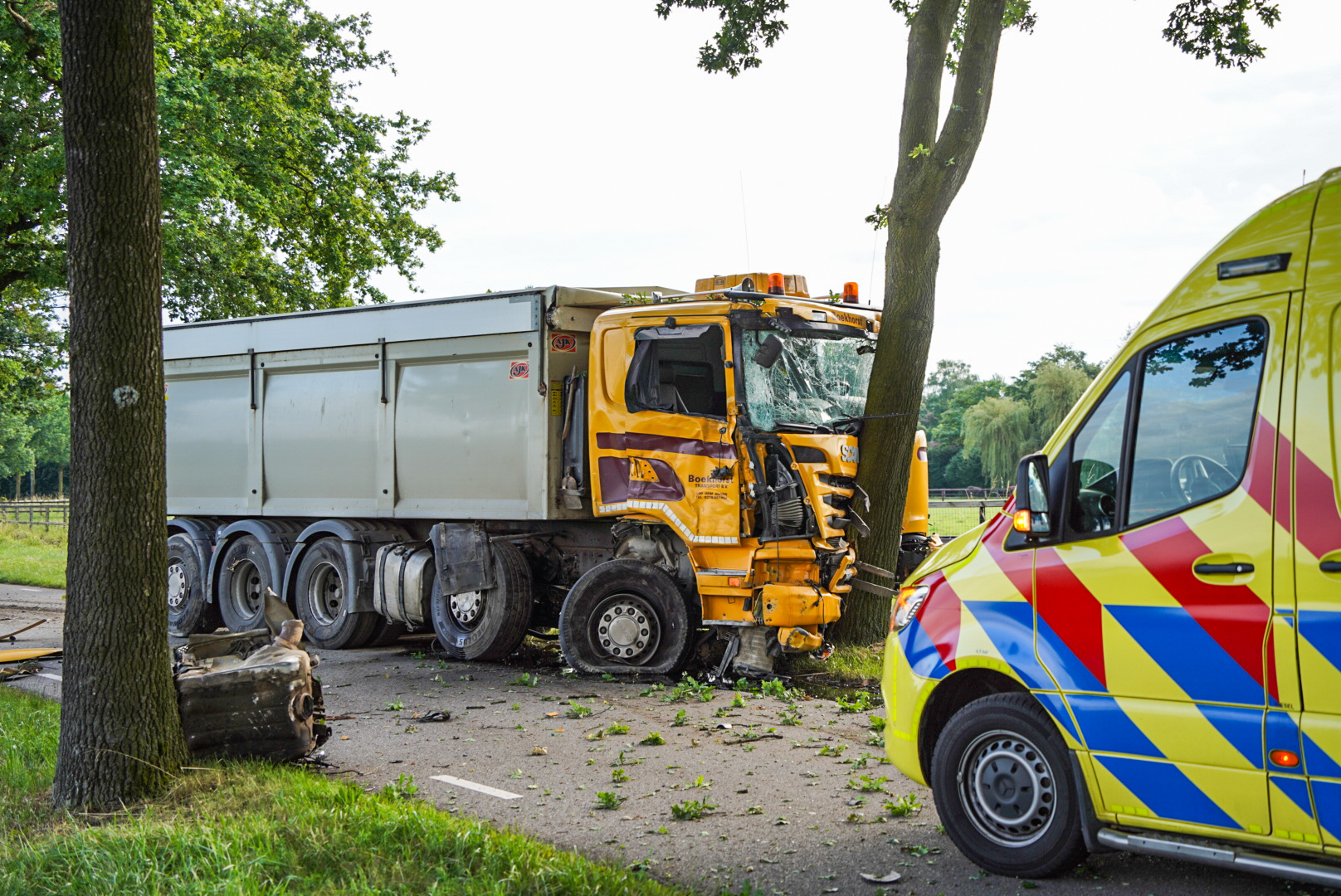 Ravage nadat vrachtwagen tegen boom botst, chauffeur gewond naar ziekenhuis - 112 Nederland