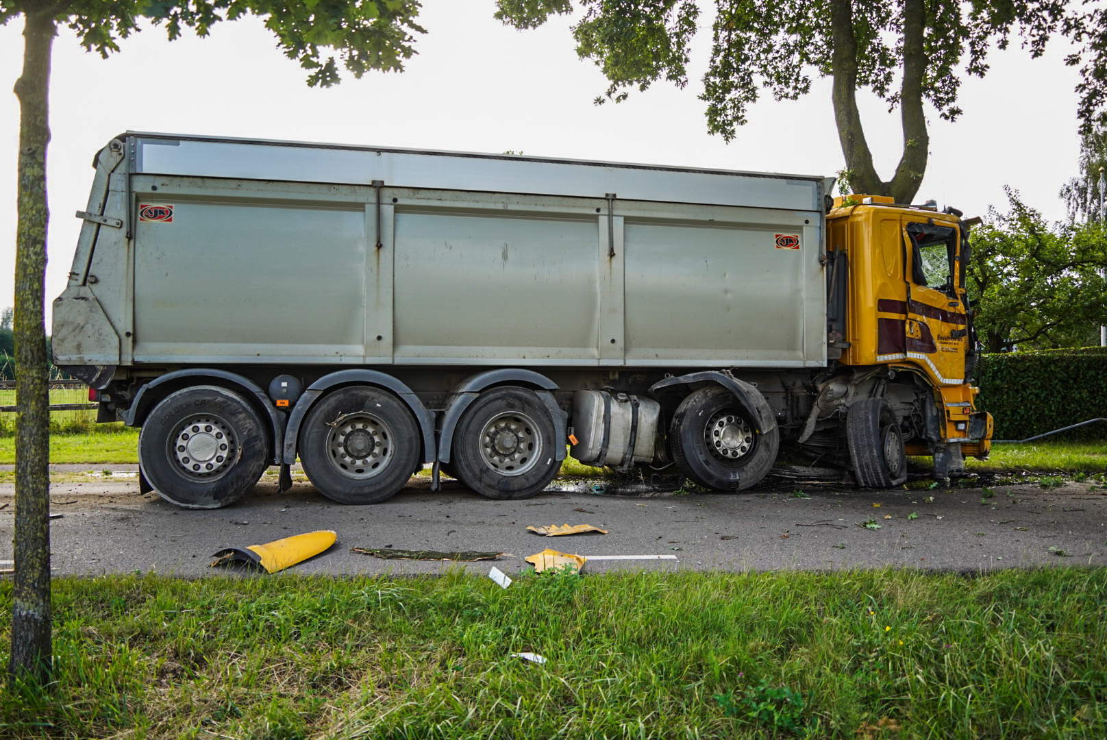 Ravage nadat vrachtwagen tegen boom botst, chauffeur gewond naar ziekenhuis - 112 Nederland