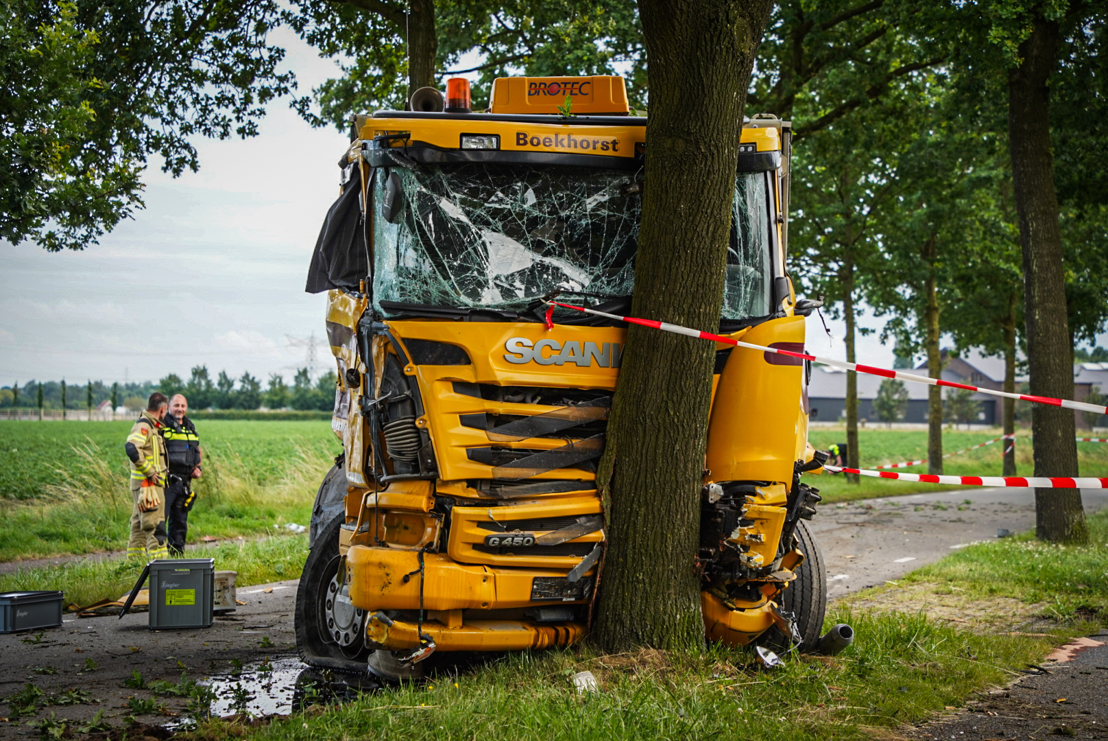 Ravage nadat vrachtwagen tegen boom botst, chauffeur gewond naar ziekenhuis - 112 Nederland
