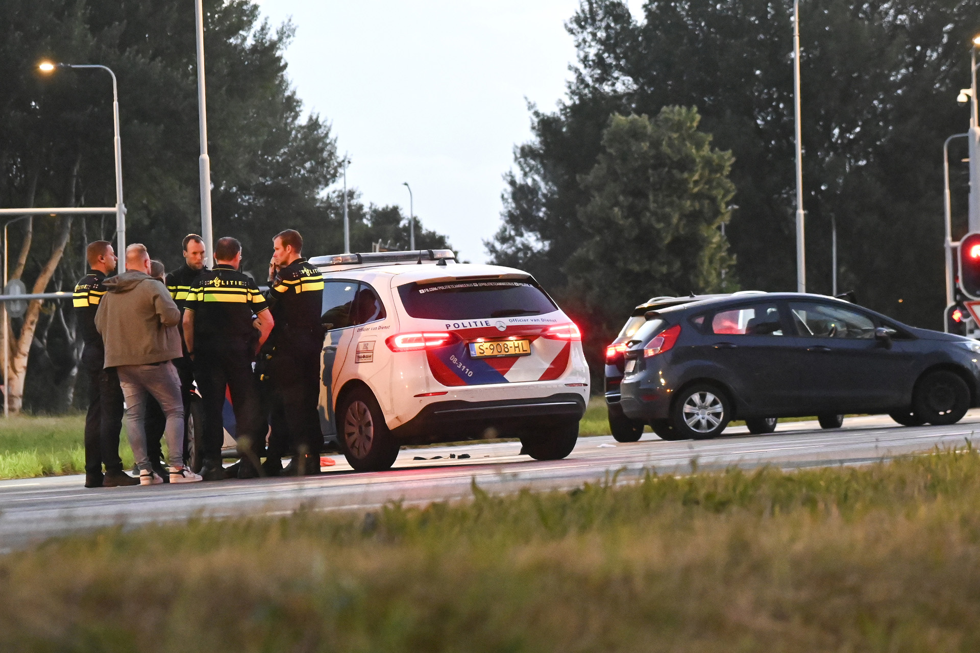 Vrouw (18) valt uit rijdende auto en raakt ernstig gewond, politie doet onderzoek - 112 Nederland