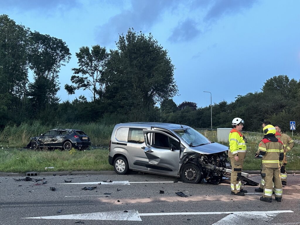 Vier zwaargewonden bij crash, auto vliegt in brand - 112 Nederland