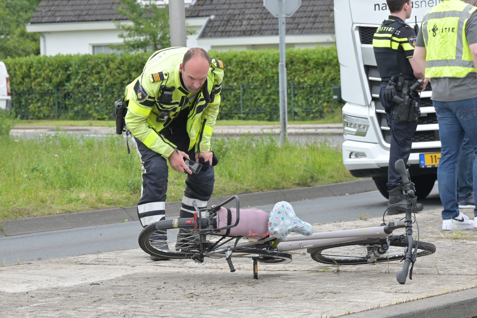 Fietser ernstig gewond na ongeval met vrachtwagen - 112 Nederland