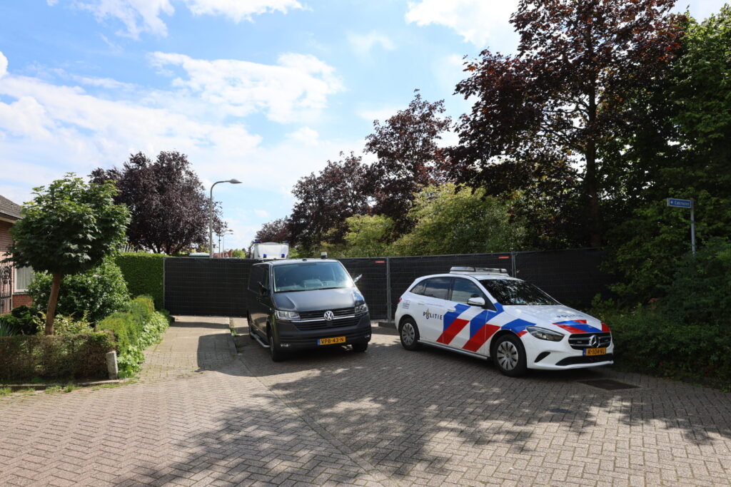 Dode aangetroffen, politie verricht grootschalig onderzoek bij woning - 112 Nederland