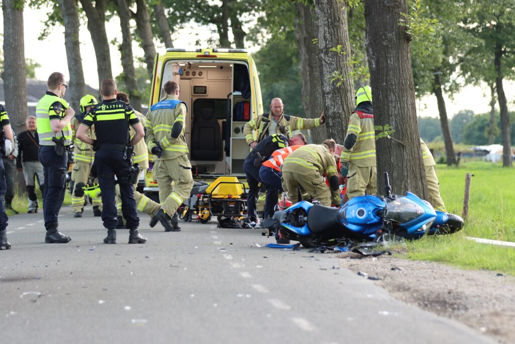 Motorrijder ernstig gewond na botsing tegen auto en boom - 112 Nederland