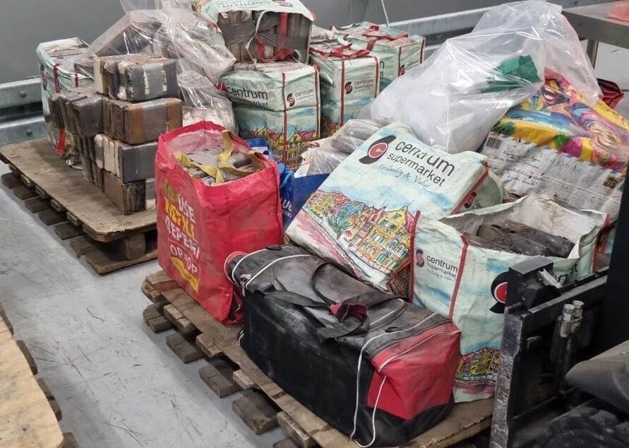 Douane vindt 543 kilo cocaïne tussen lading schroot - 112 Nederland