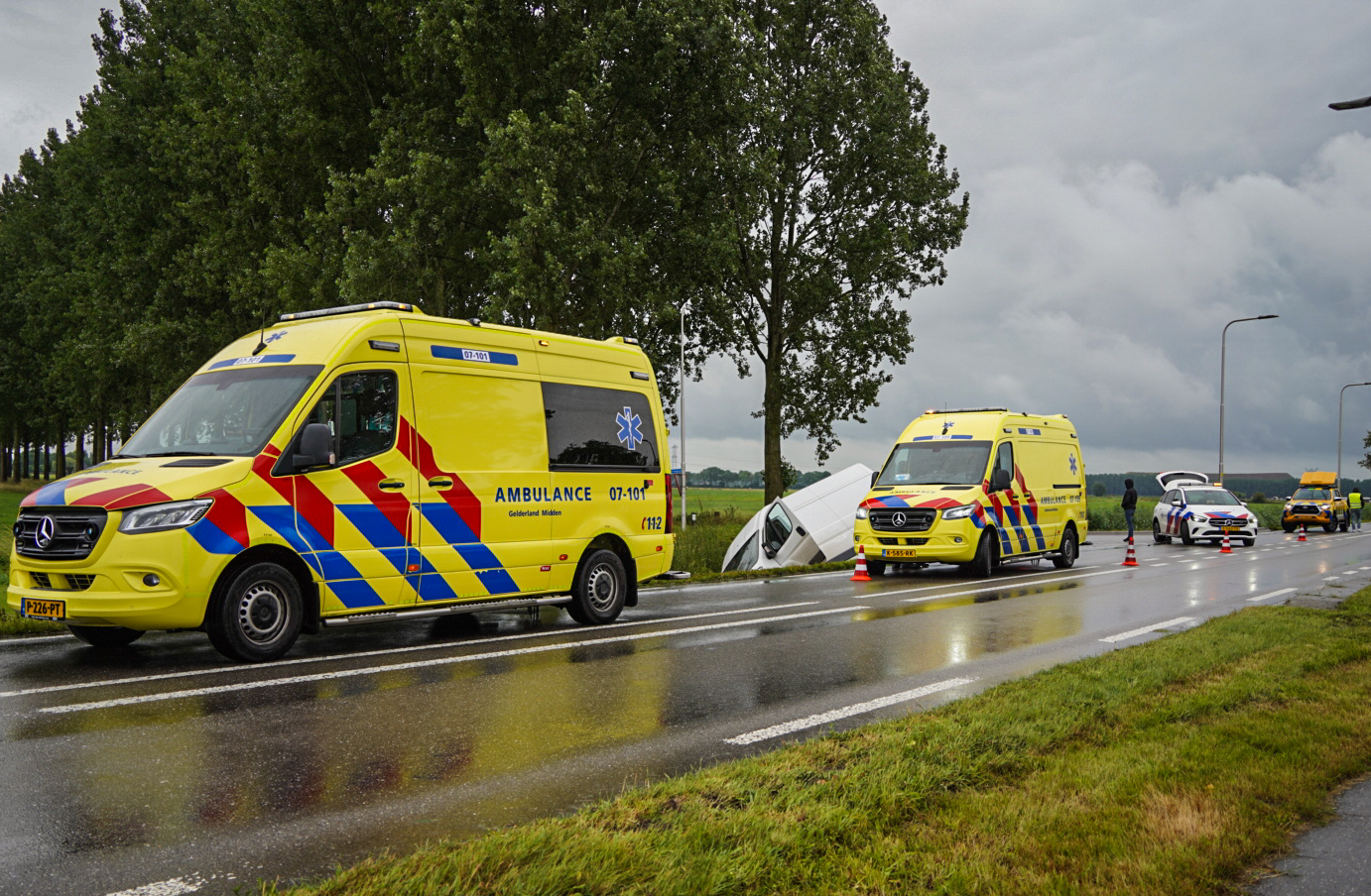 Twee gewonden bij ongeval,berm bezaaid met pakketten - 112 Nederland