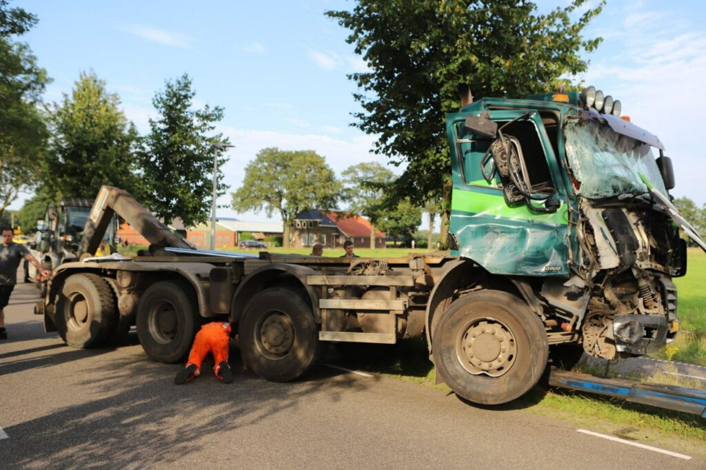 Vrachtwagen zwaar beschadigd na botsing tegen boom - 112 Nederland