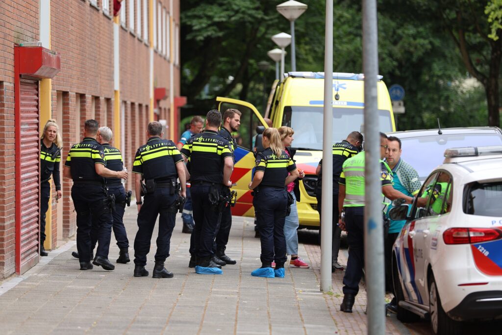 Vrouw doodgestoken in trappenhal, 22-jarige verdachte aangehouden - 112 Nederland