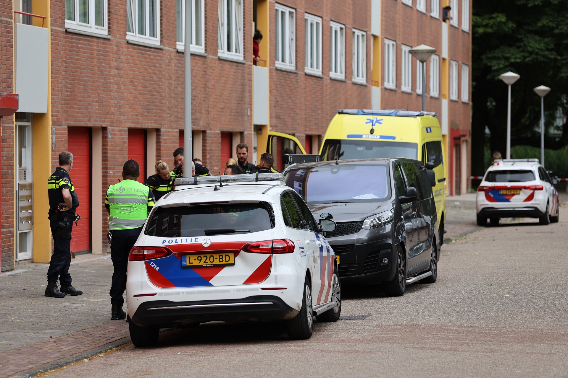 Vrouw doodgestoken in trappenhal, 22-jarige verdachte aangehouden - 112 Nederland