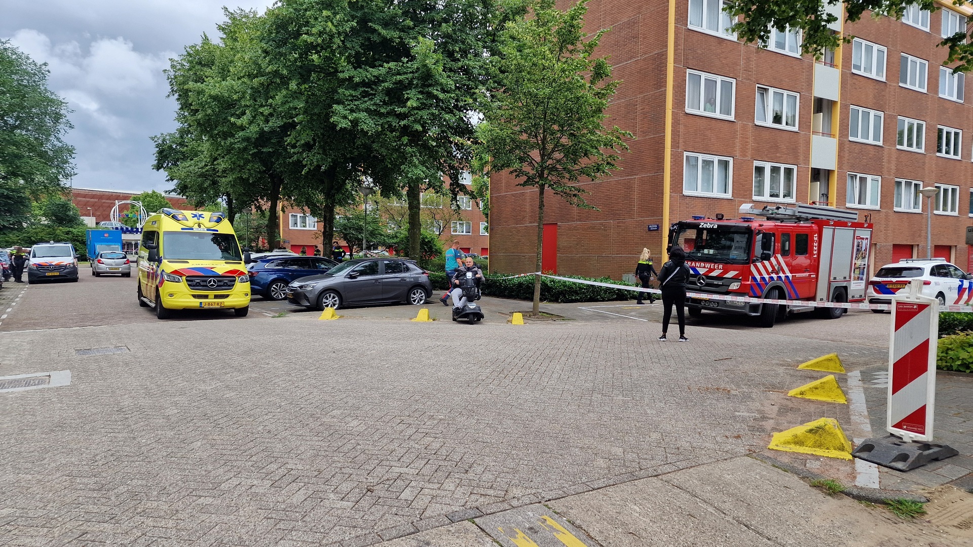 Vrouw doodgestoken in trappenhal, 22-jarige verdachte aangehouden - 112 Nederland