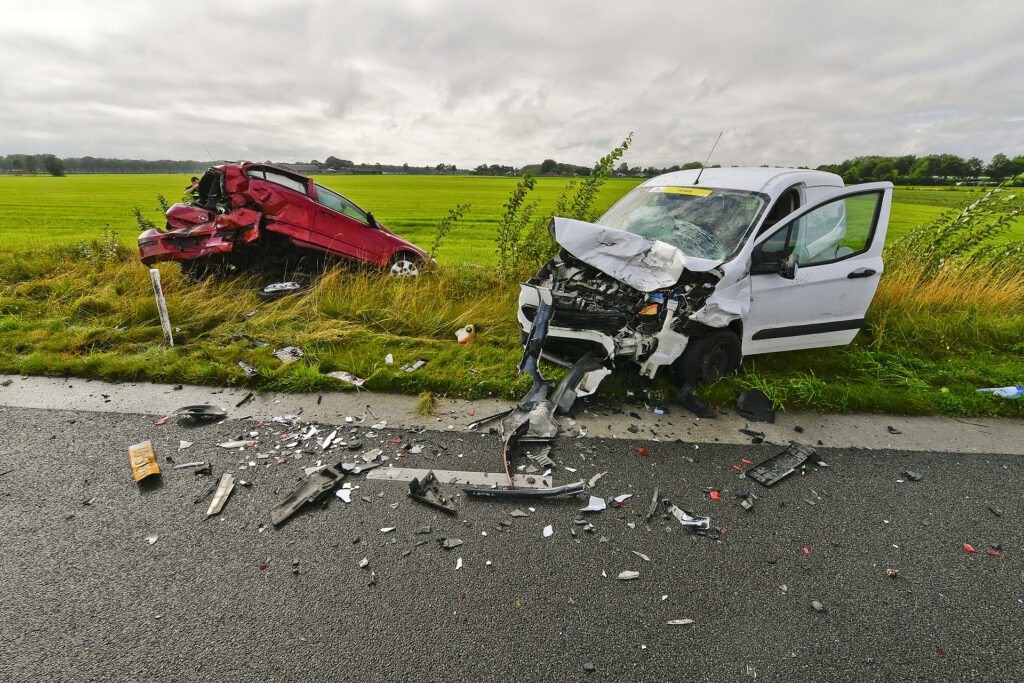 Auto belandt in sloot na botsing met busje; meerdere gewonden - 112 Nederland