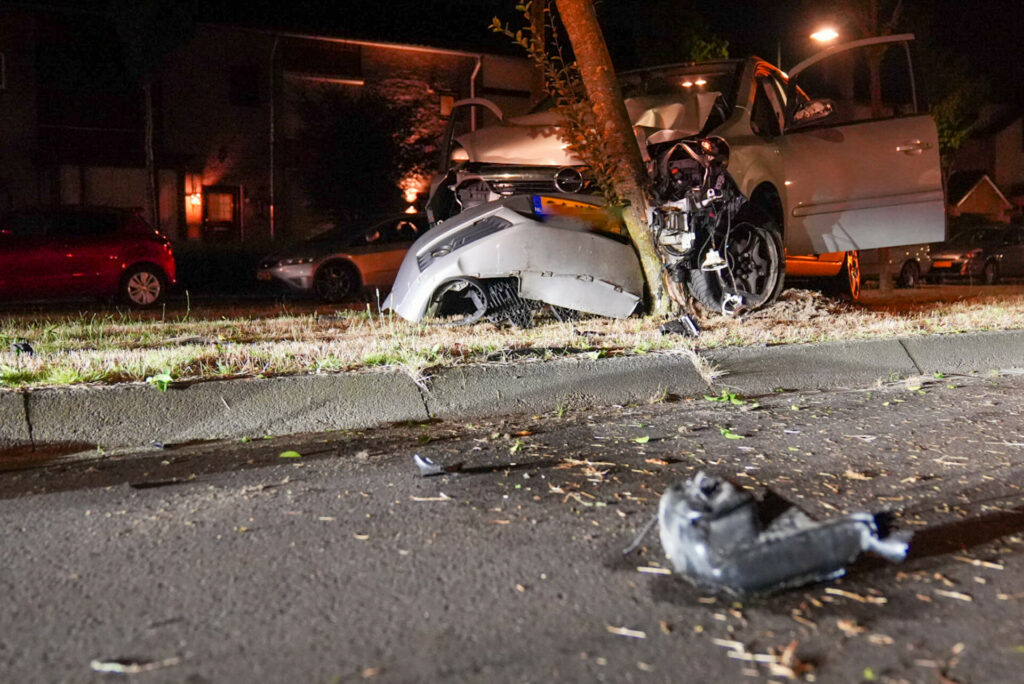 Automobilist raakt macht over het stuur kwijt en botst tegen boom - 112 Nederland