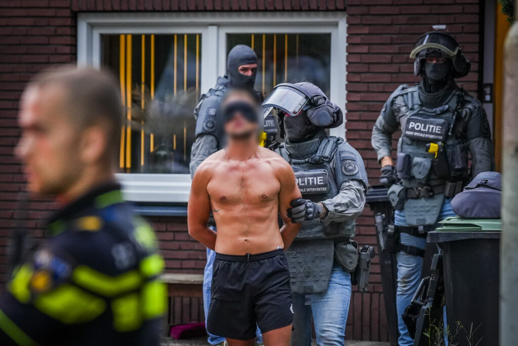 Man gewond aan been na schietpartij: arrestatieteam houdt verdachte aan ...