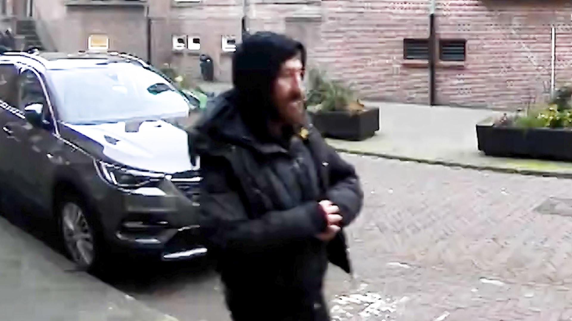 Vrouw (29) weet gewelddadige overvaller haar huis uit te werken door te ...