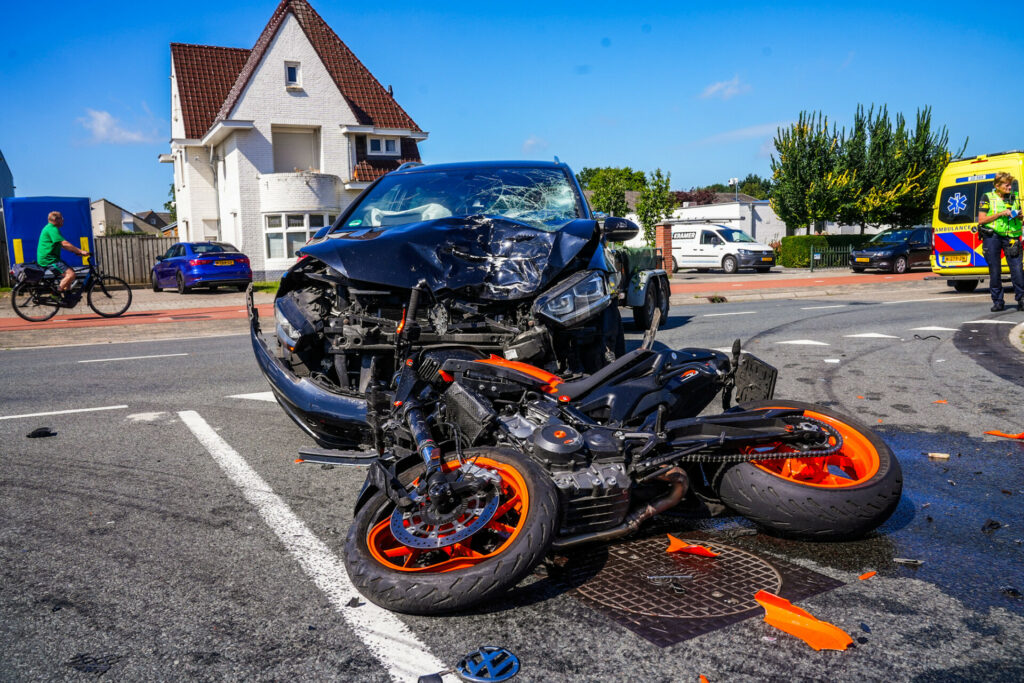 Motorrijder (25) ernstig gewond na frontale aanrijding met auto - 112 Nederland