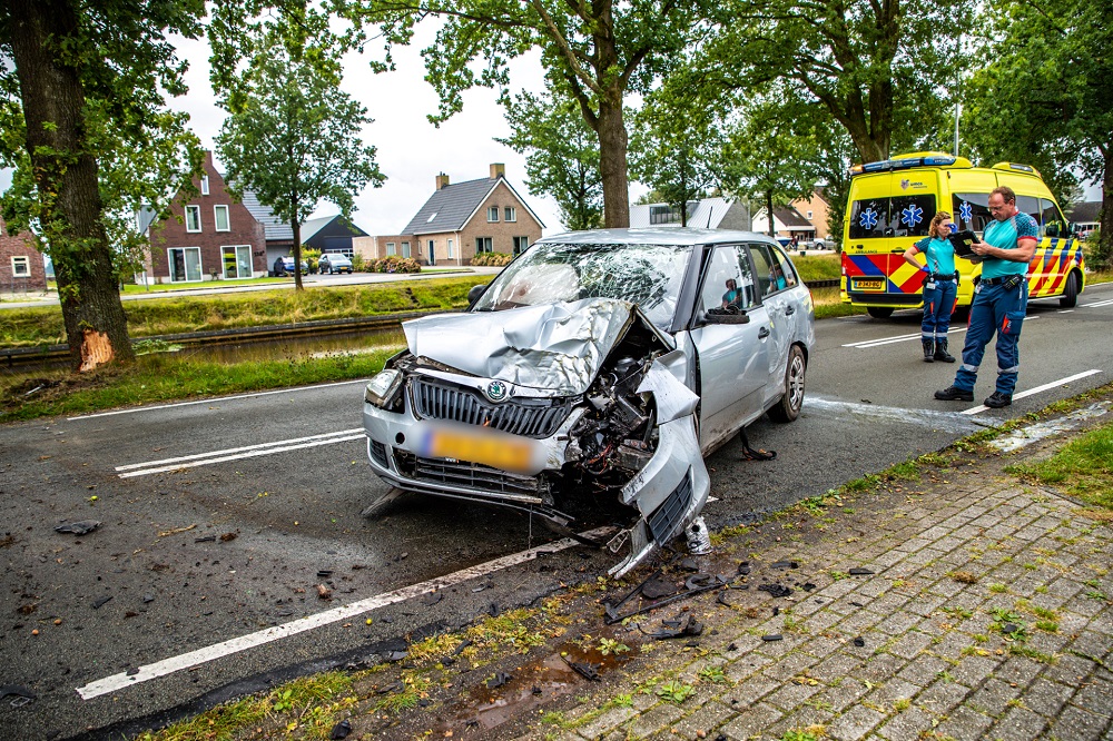 Automobilist met spoed naar ziekenhuis na botsing tegen boom - 112 Nederland