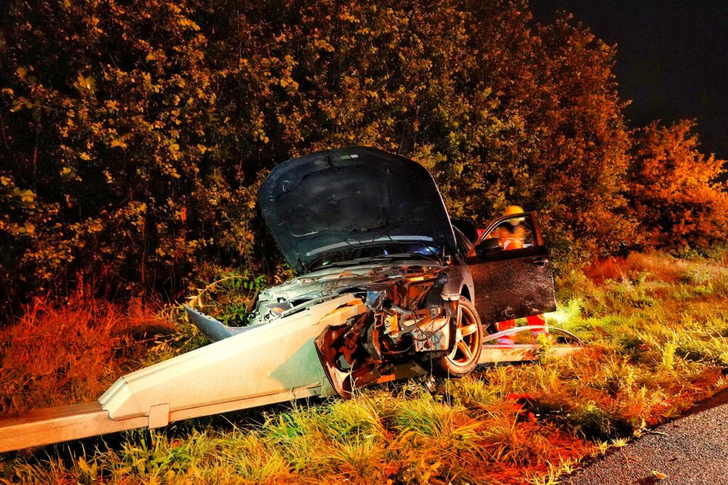 Dronken automobilist crasht tegen vangrail op snelweg - 112 Nederland