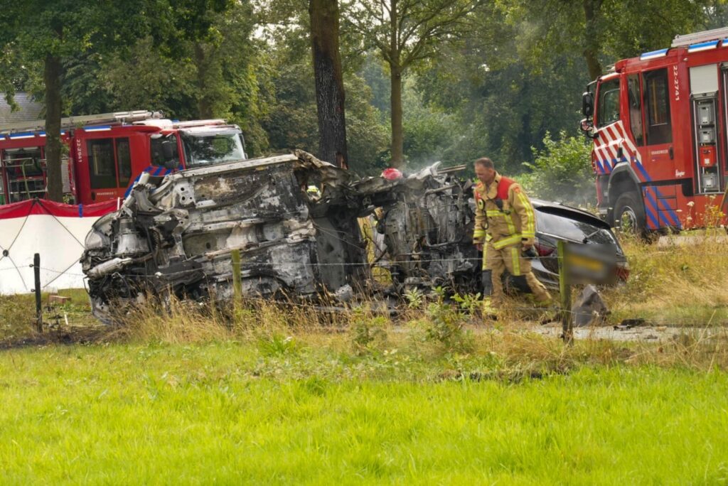 Dode bij ongeluk, auto’s botsen frontaal en vliegen in brand - 112 Nederland