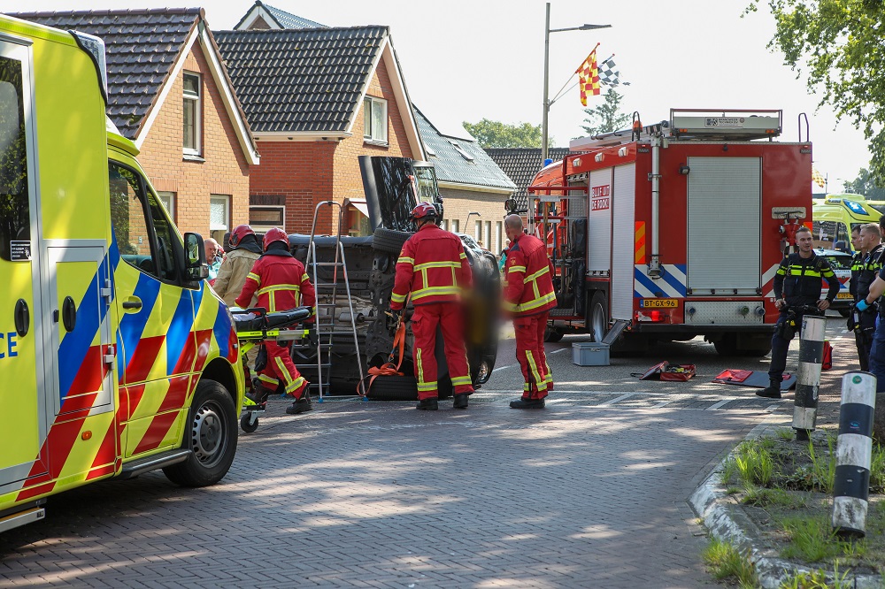 Auto op z’n kant, twee inzittenden door brandweer bevrijd - 112 Nederland