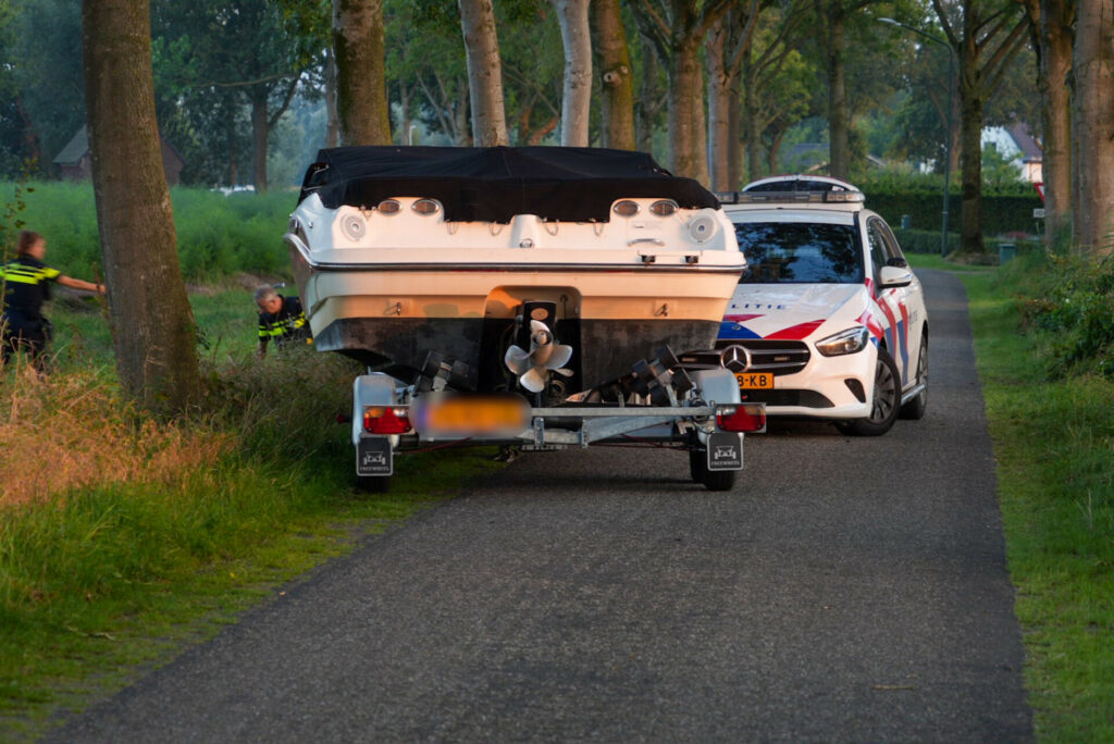 Auto met boot botst op politiewagen, agenten lossen ...