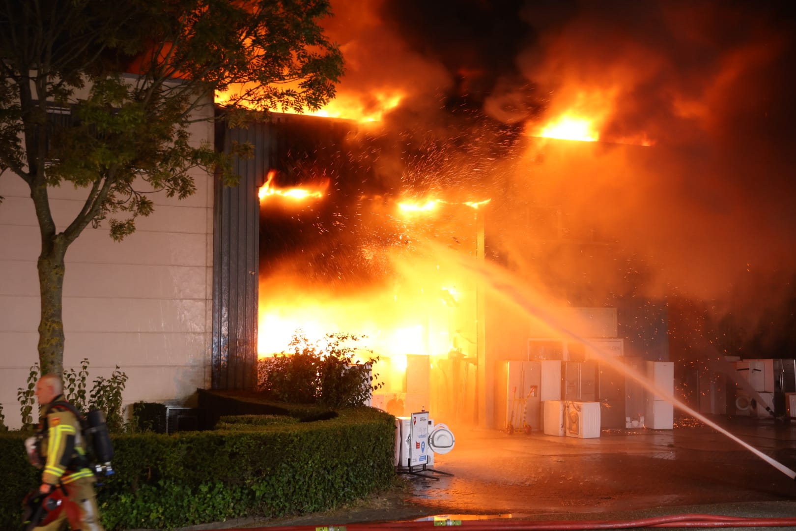 Zeer grote brand legt bedrijfspand volledig in de as - 112 Nederland