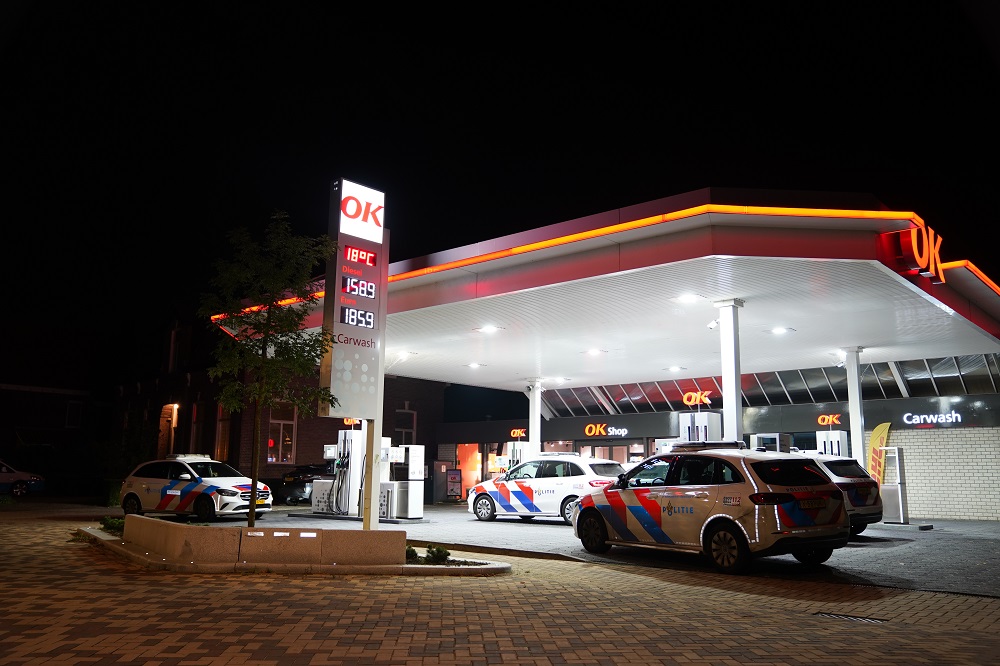 Gewapende overval op tankstation, dader ontkomt na greep uit de kassa ...