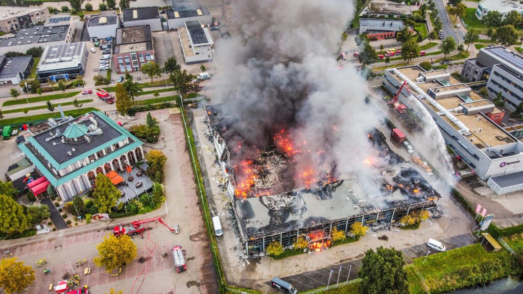 FOTO UPDATE: Grote brand verwoest bedrijfsverzamelgebouw, dak ingestort ...